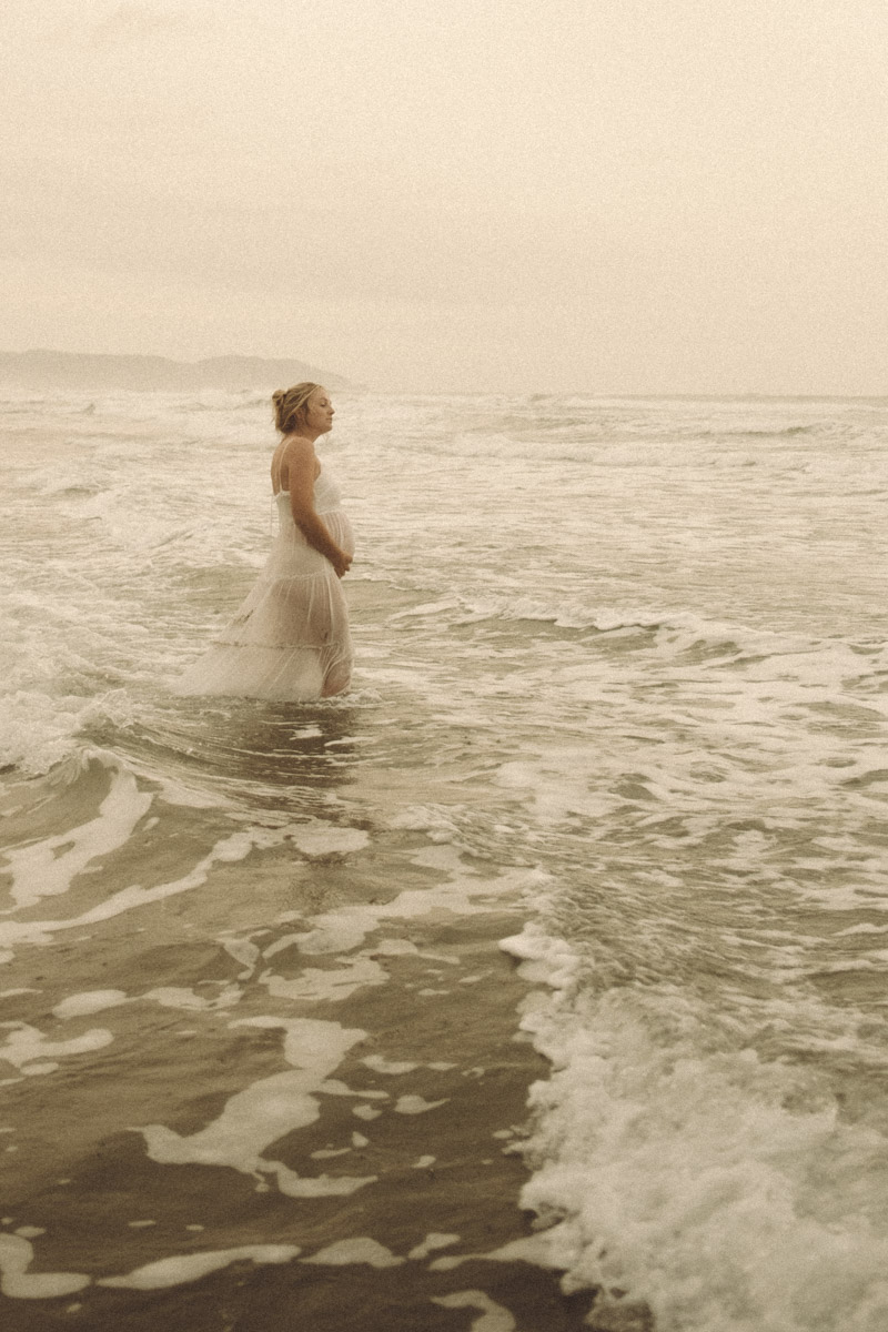 Maternity Photoshoot, Ohope - Amber, Logan + Bump - Eilish Burt Photography