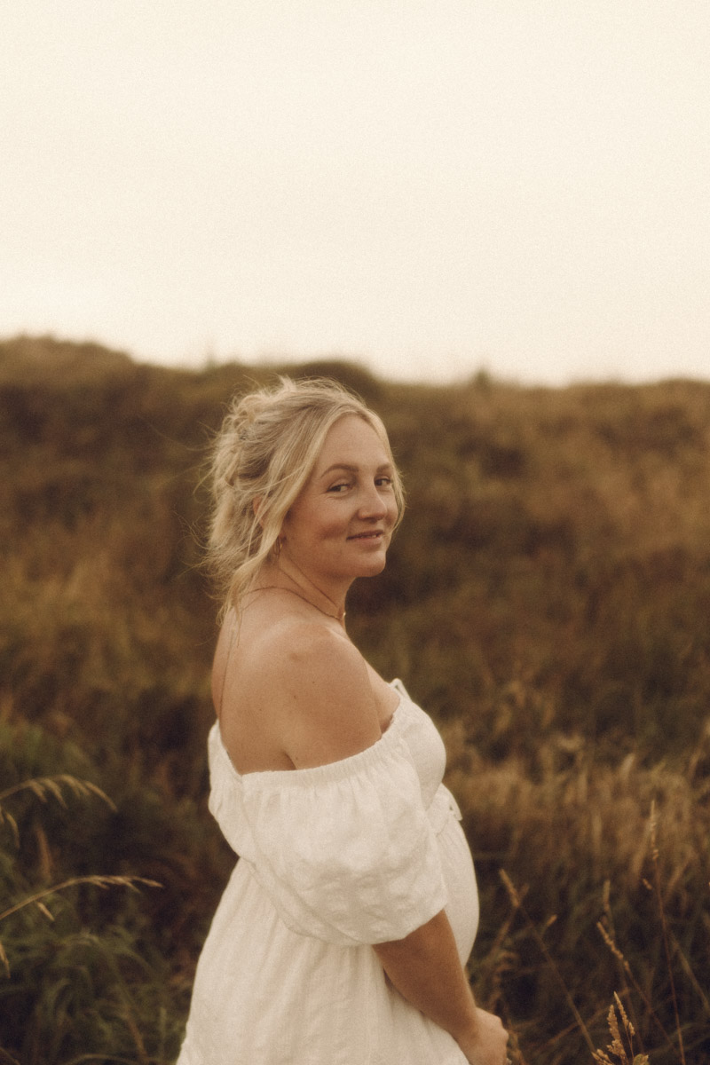 Maternity Photoshoot, Ohope - Amber, Logan + Bump - Eilish Burt Photography